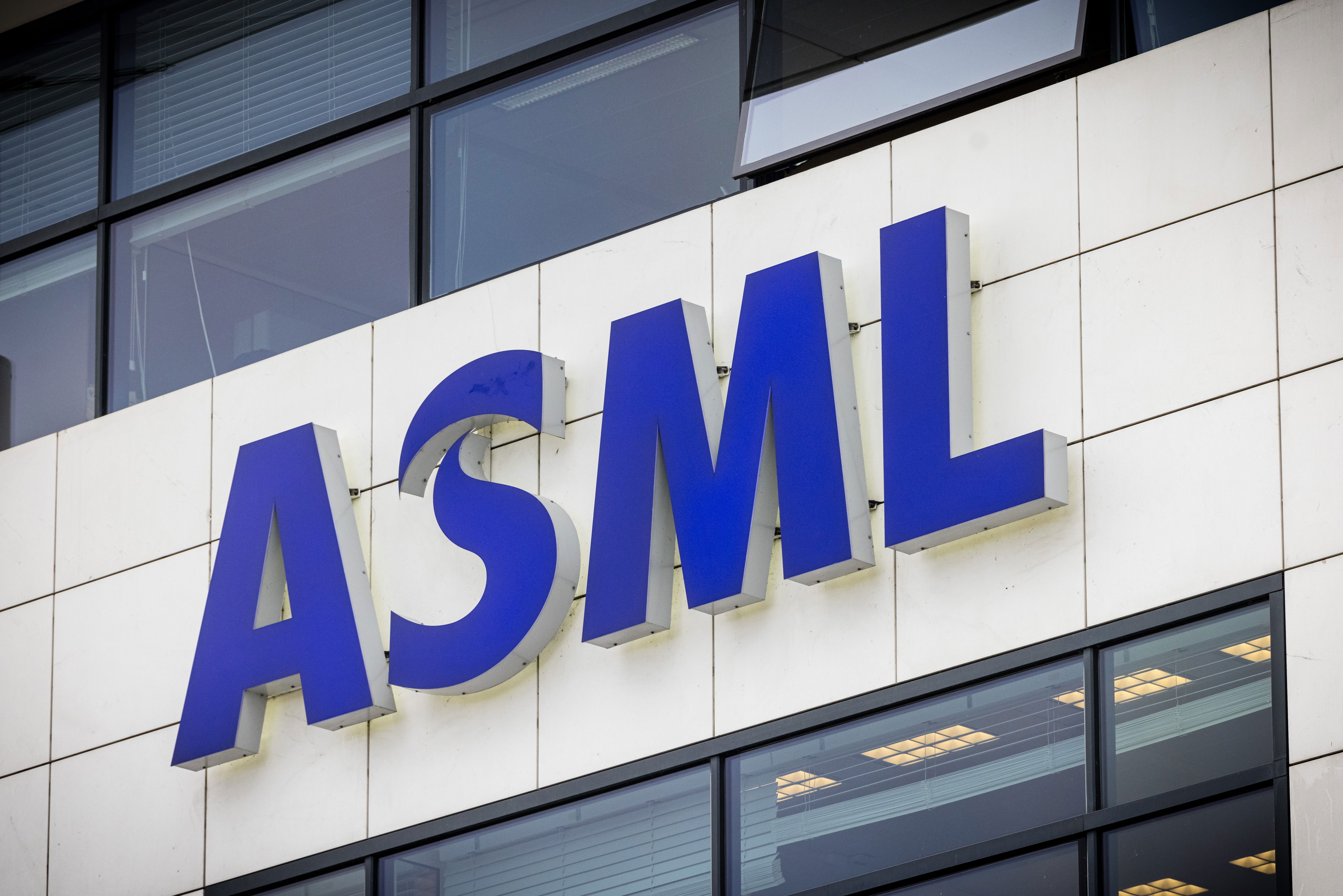 Een uitglijder op de beurs van ASML, wat betekent dat? | NPO Radio 1