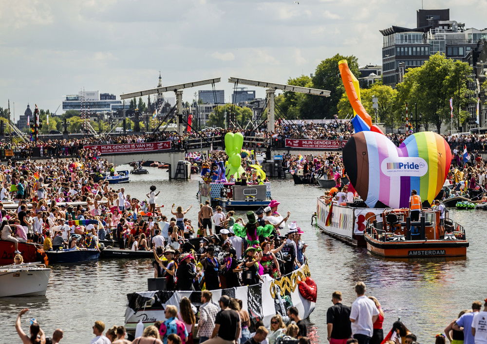 Amsterdam viert feest tijdens Canal Pride Parade | NPO Klassiek