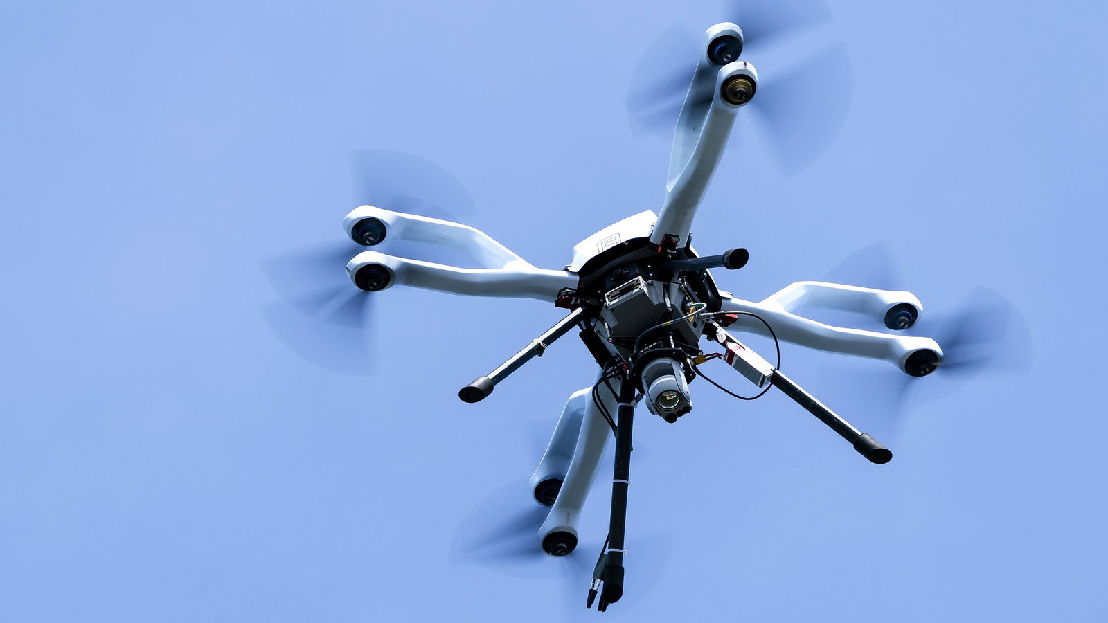 Militaire drones op drone-top in Riga | NPO Radio 1
