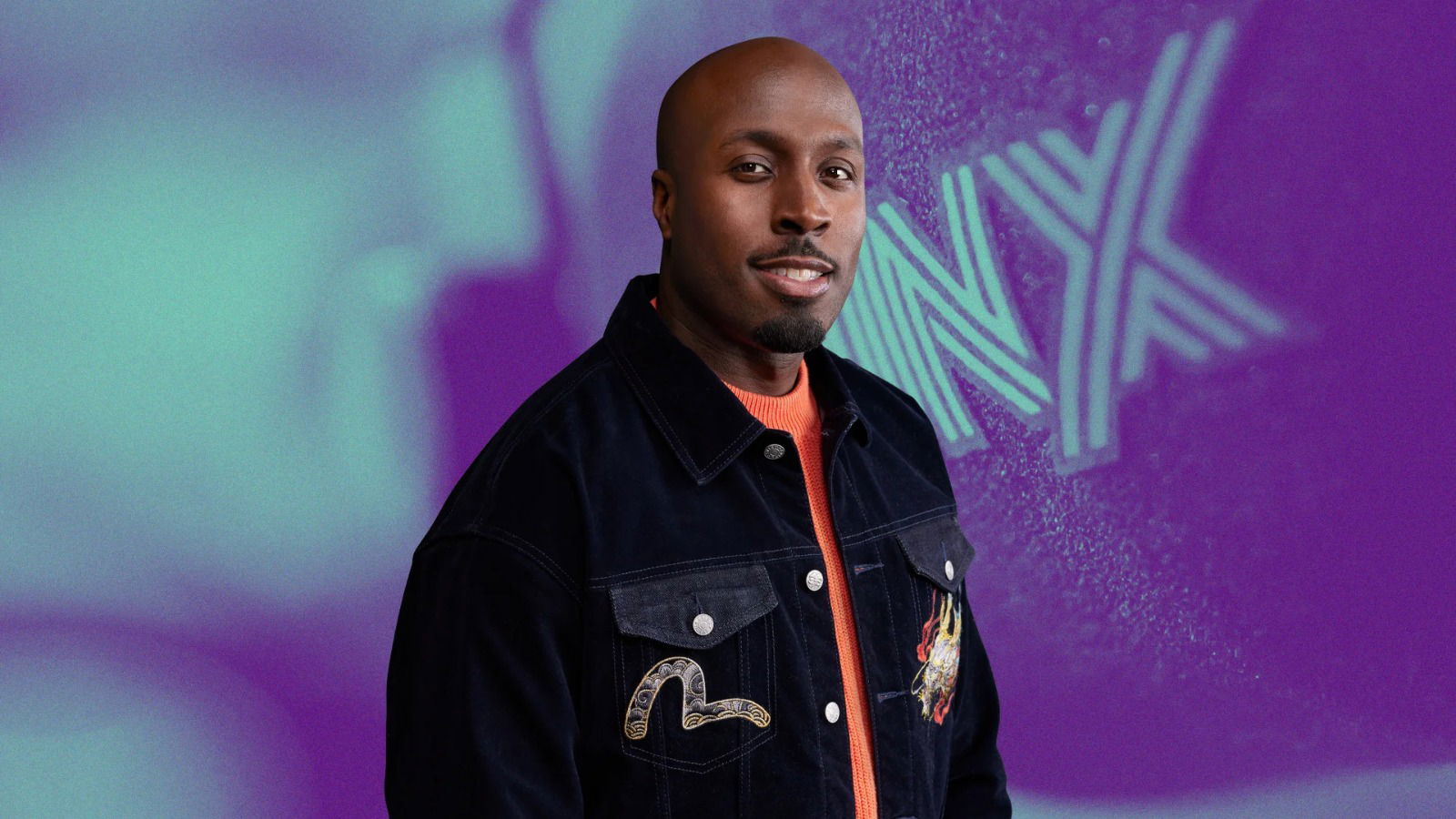 Nina laat op TikTok zien hoe ze bij 2 random mensen hun date aanschuift ...