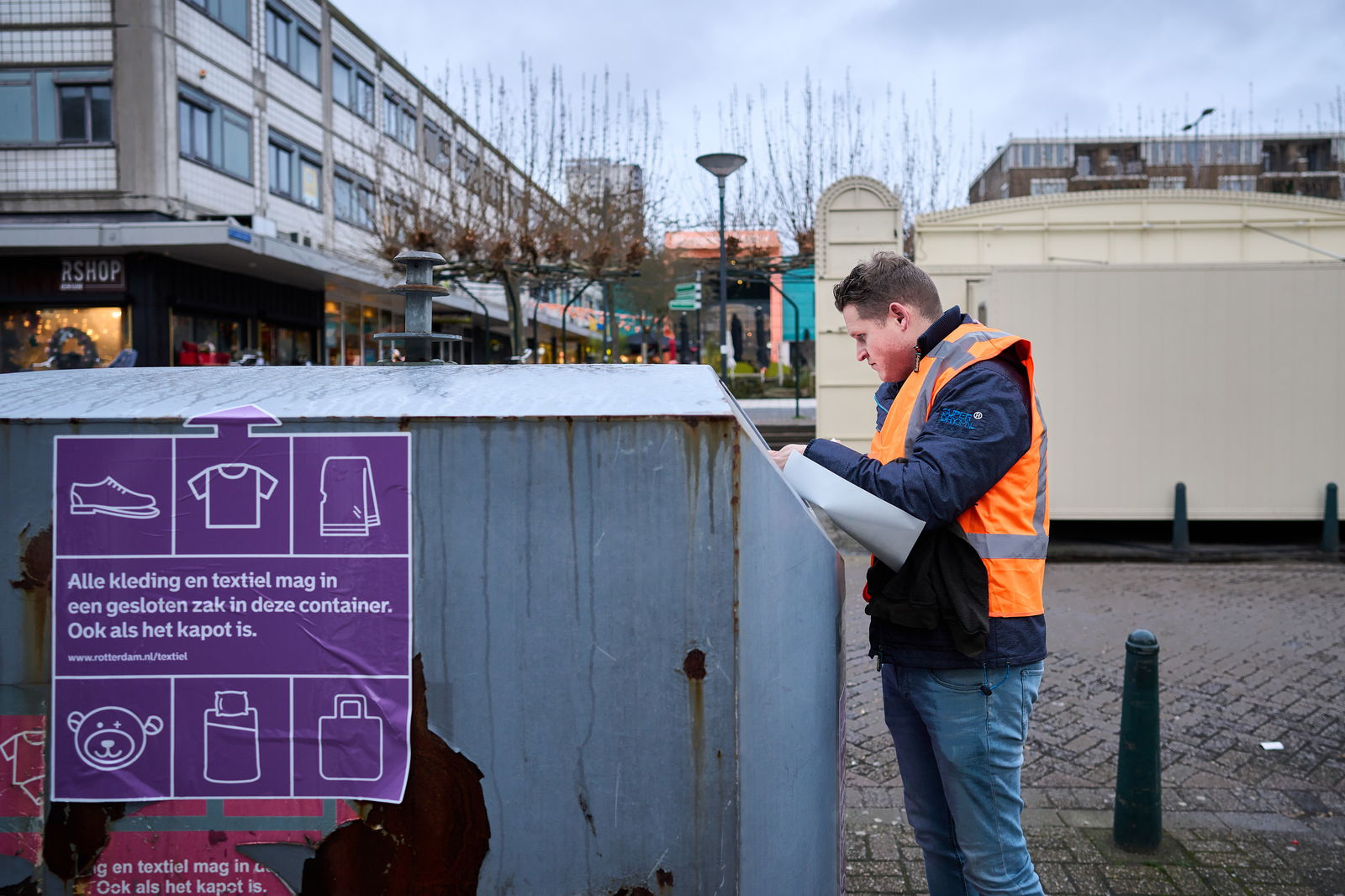 Waarom je je kleding niet in een textielcontainer moet gooien | NPO Radio 1