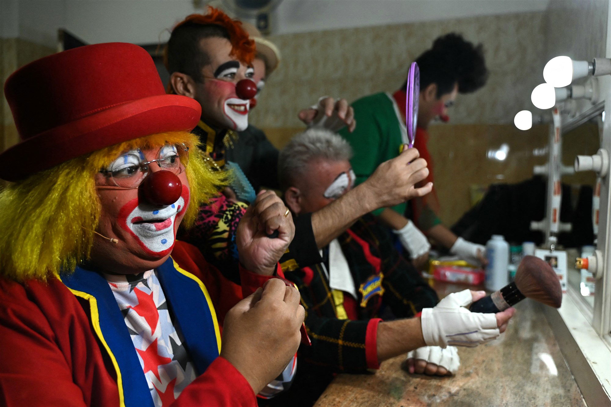 Hoe humor kan helpen in spannende tijden: 'Het is een medicijn' | NPO ...