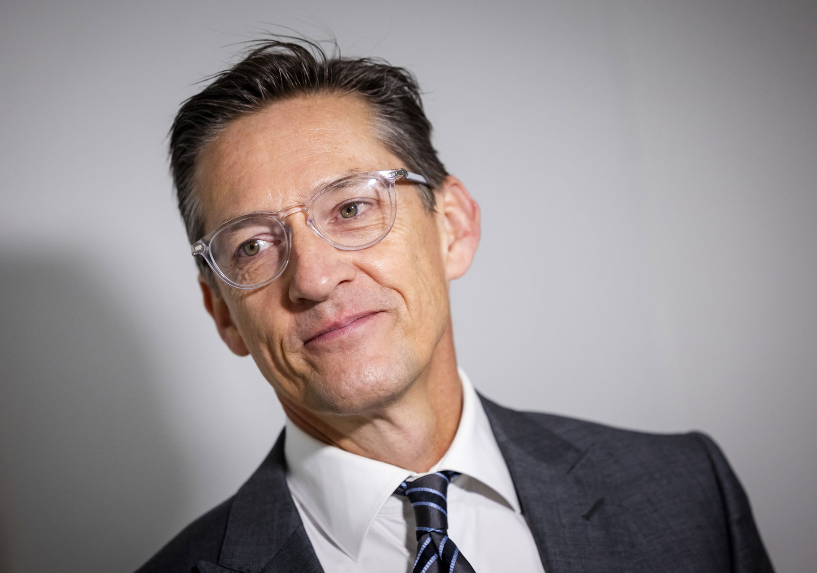 Feit of Fictie: Er werken driehonderdduizend beleidsmedewerkers voor de rijksoverheid | NPO Radio 1