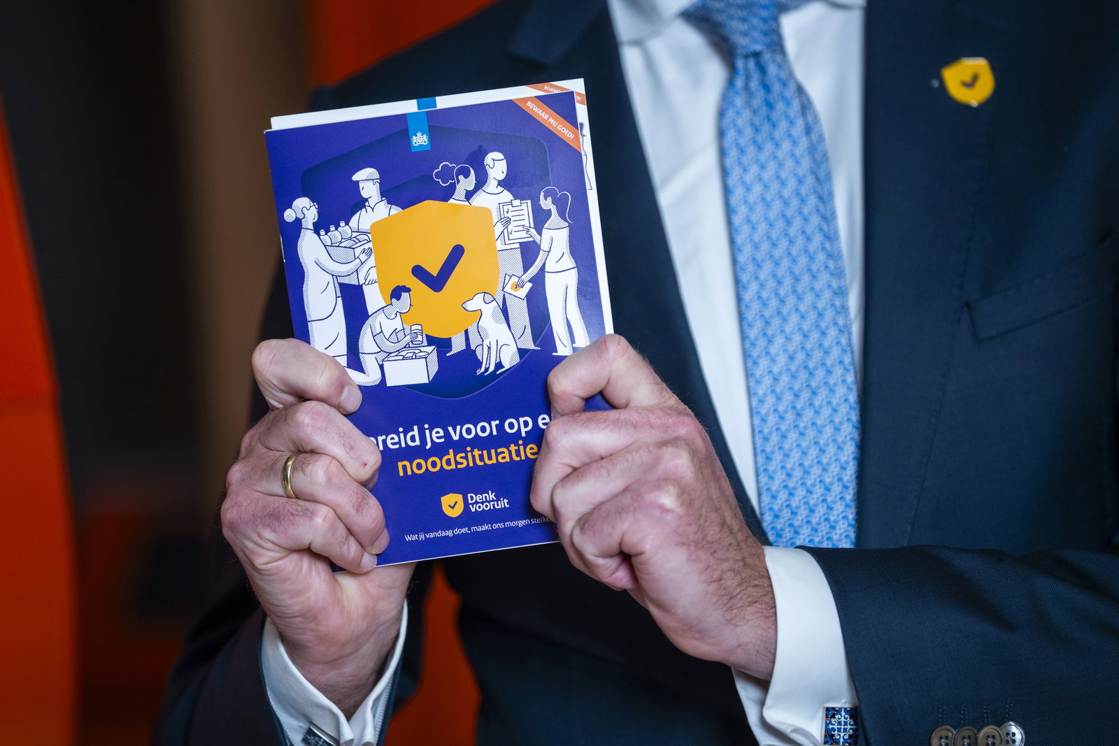 Het noodpakket in De Mediamachine: hoe een folder een symbool werd ...