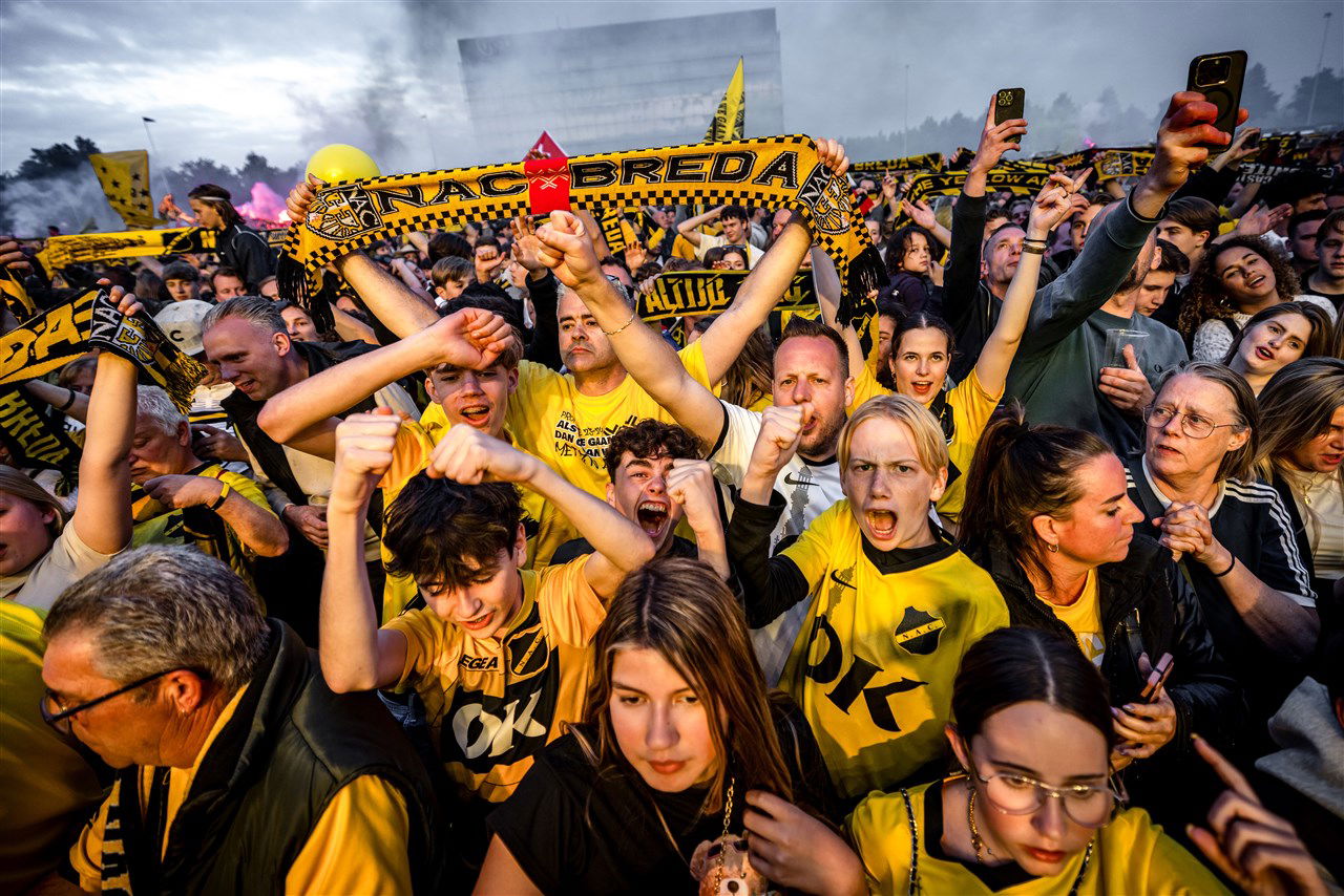 Gefeliciteerd, je club promoveert! Wat betekent dat financieel? | NPO ...