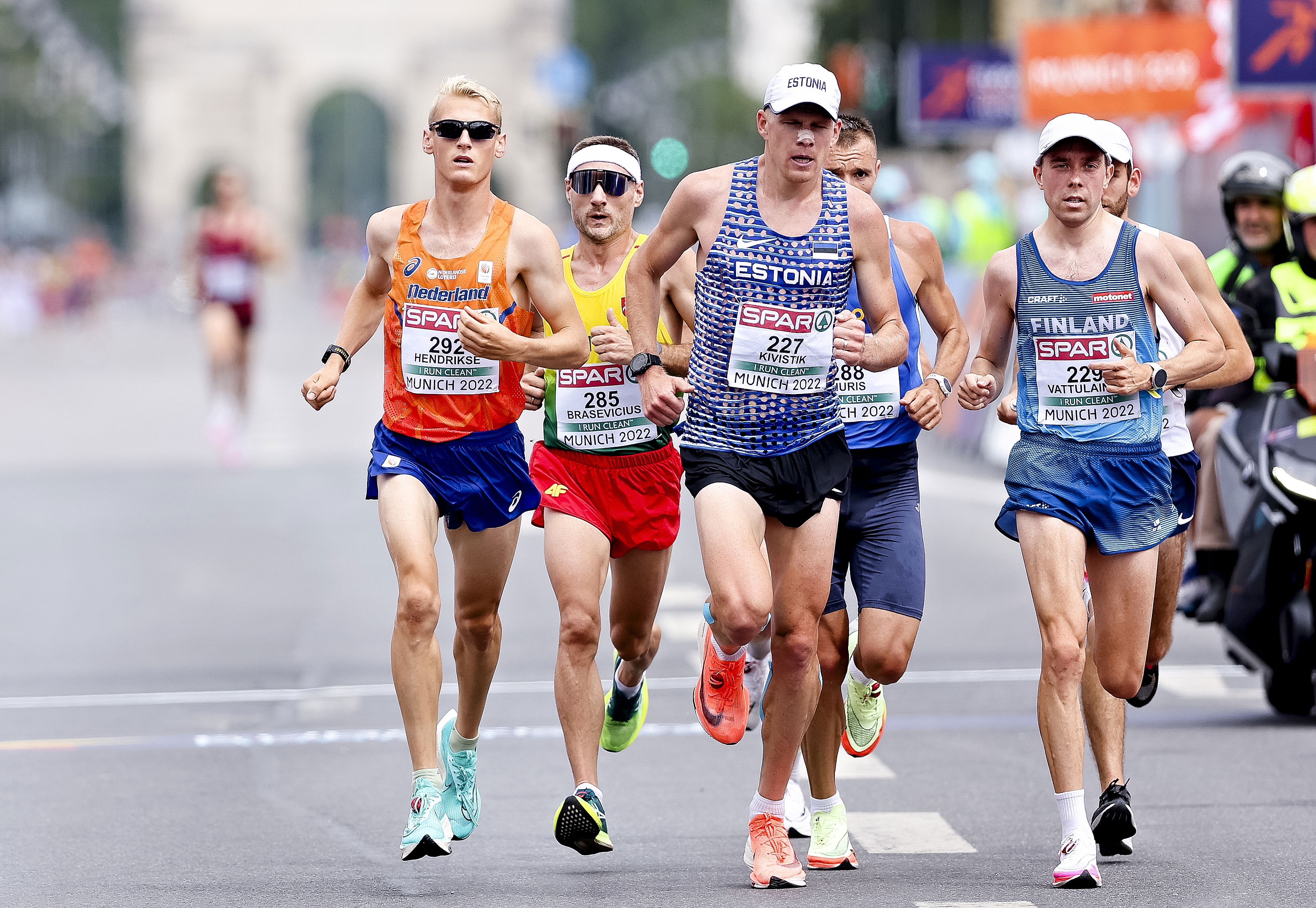 Tom Hendrikse haast marathonlopers naar de Olympische Spelen | NPO Radio 1