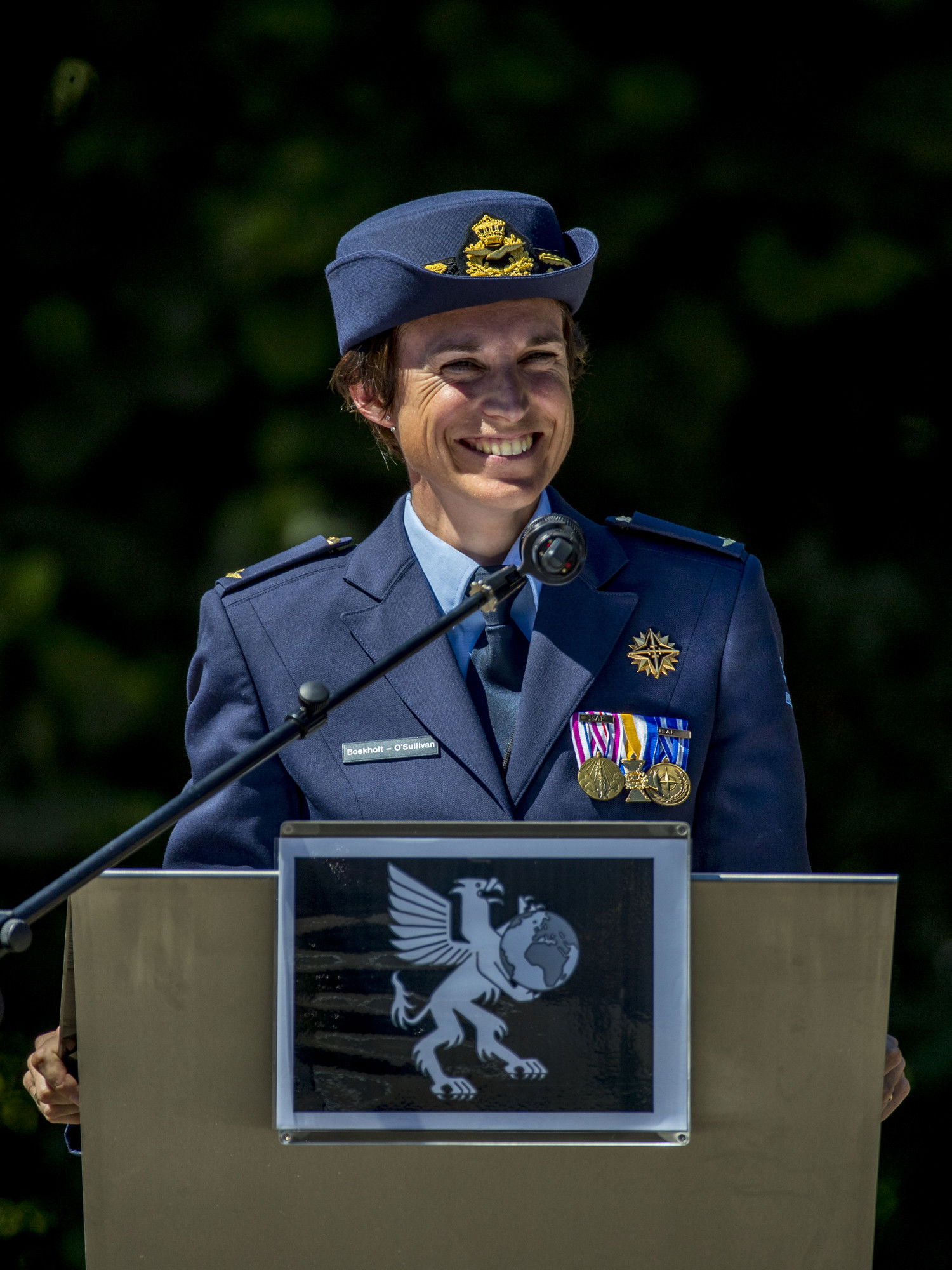 ‘Gewapend met gevoel’: de eerste vrouwelijke luitenant-generaal | NPO ...