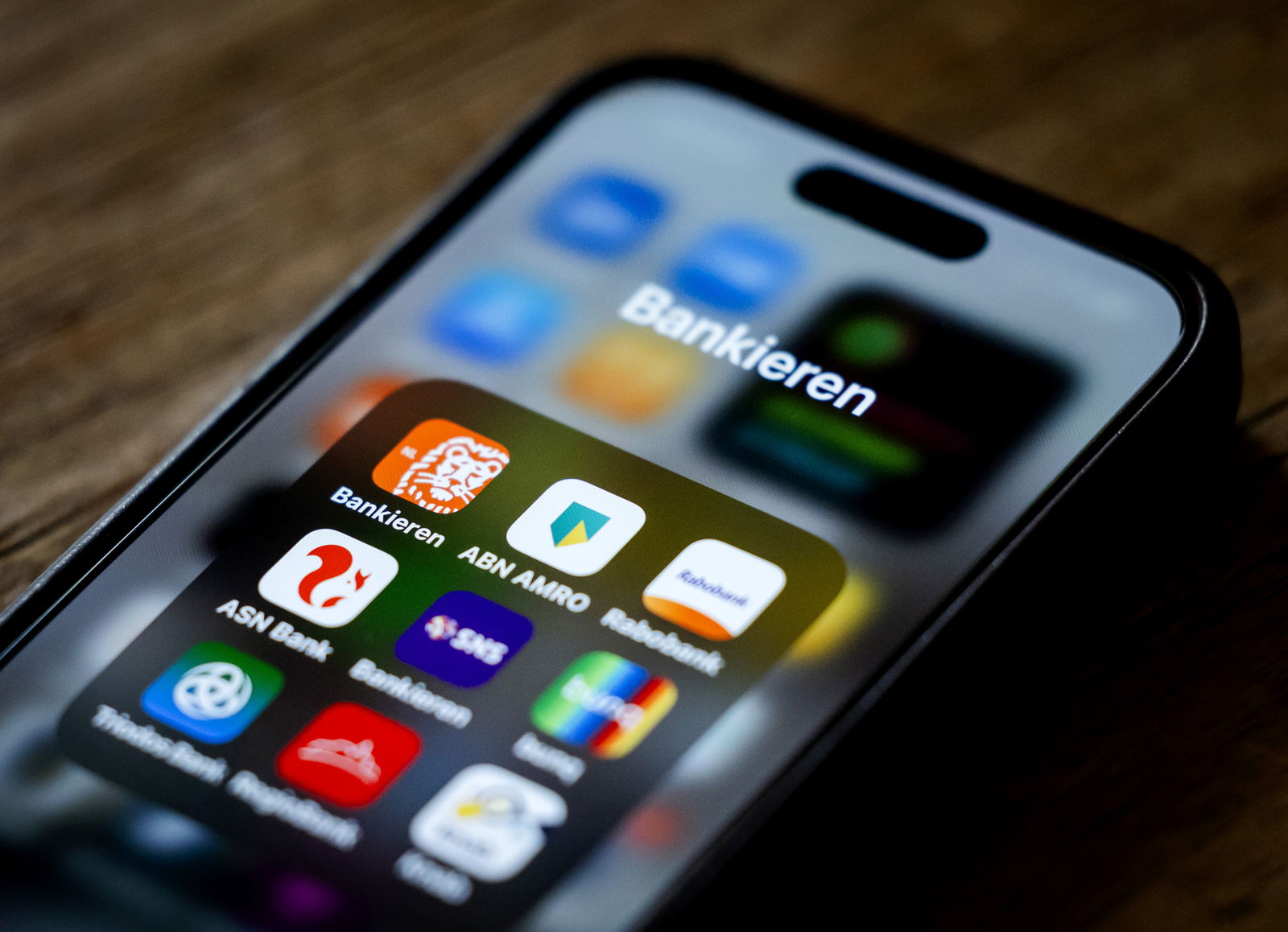 Tweede Kamer stemt voor versoepeling bankiersbonussen | NPO Radio 1