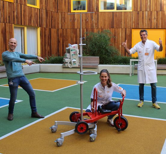 Patiëntjes racen op 'infuuts' door ziekenhuisgangen | NPO Radio 1