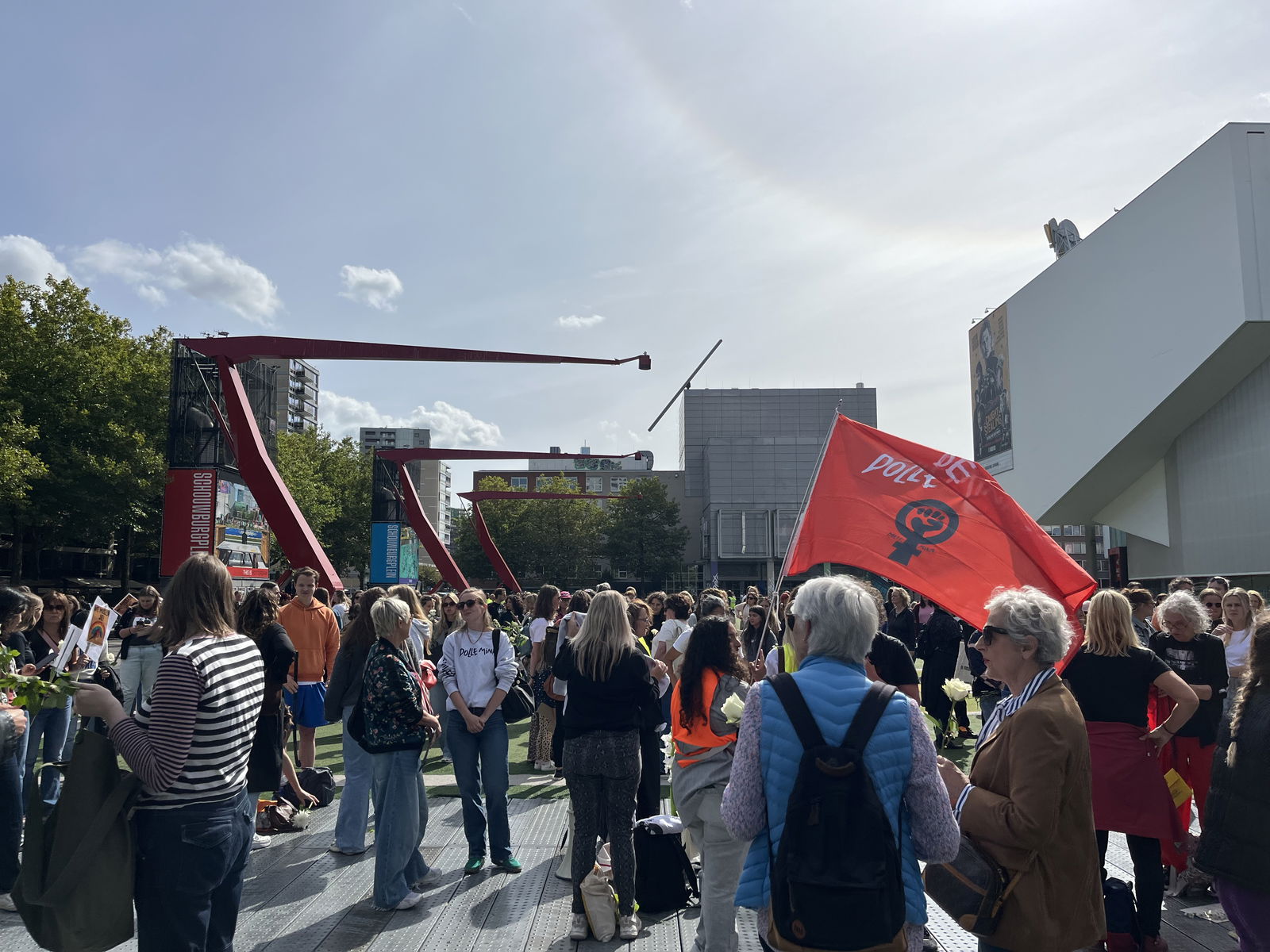 Reportage over de mars tegen femicide in Rotterdam: "genoeg is genoeg" | NPO Radio 1