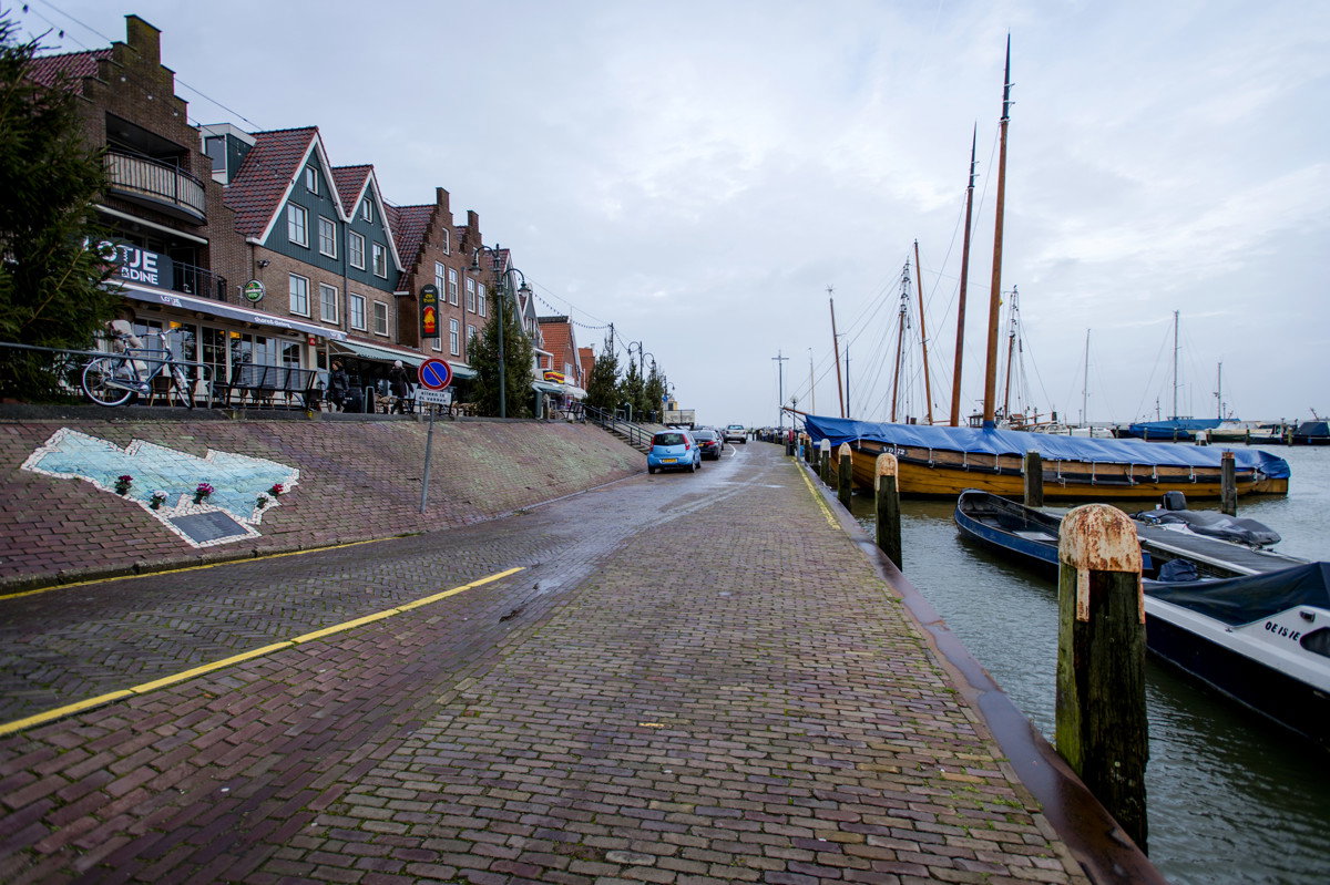25 jaar na de ramp: tentoonstelling Onderbroken tijd in Volendam | NPO ...