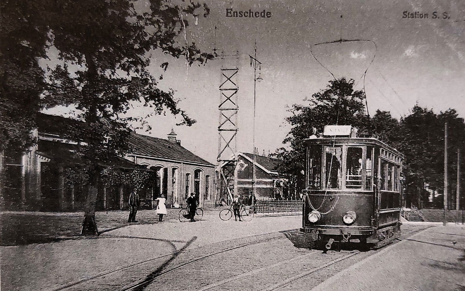 Historische TET-bus rijdt deze week weer op oude tramroute Enschede ...