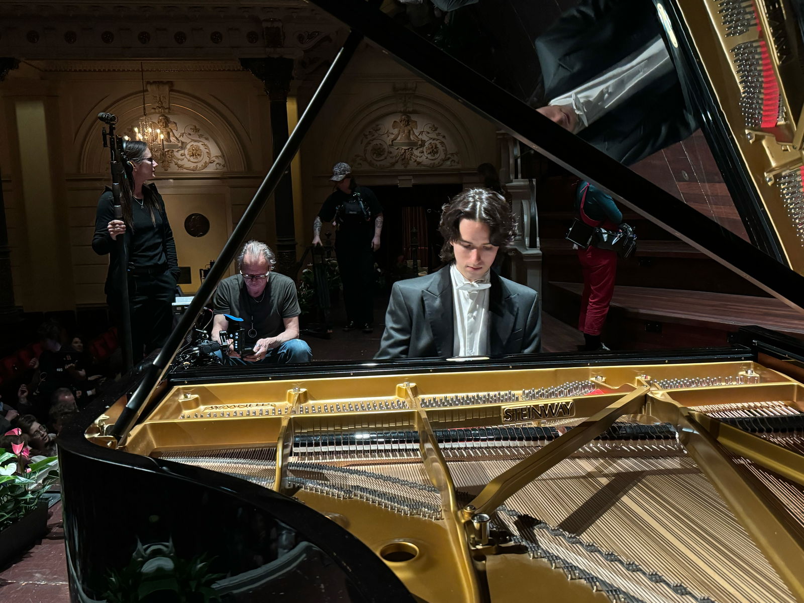 Podium bij opnamen film 'Youri' over meesterpianist Youri Egorov | NPO ...