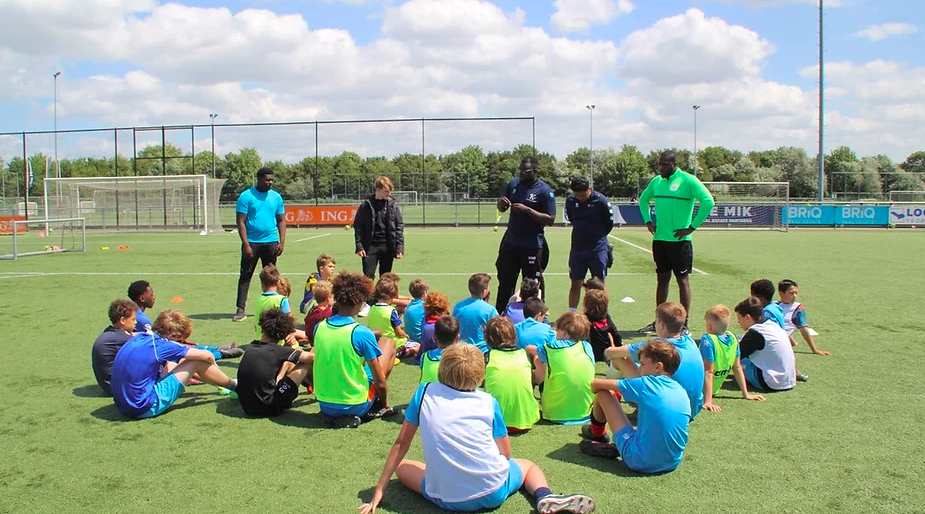 Kevin Kanu helpt kids middels sport met hun mental health | FunX