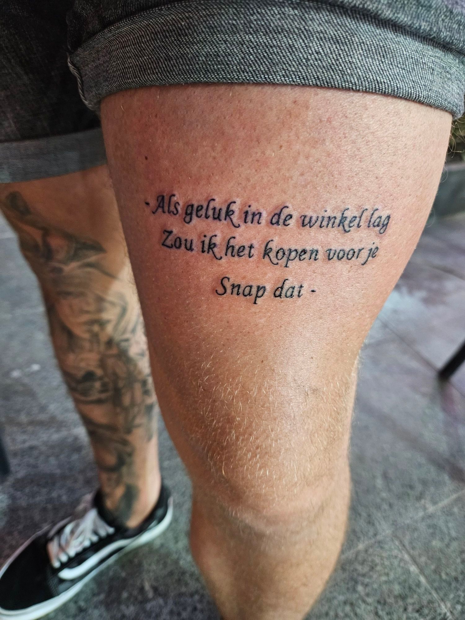 Jeff heeft een line Lotgenoot van Winne getatoeëerd op zijn been ...