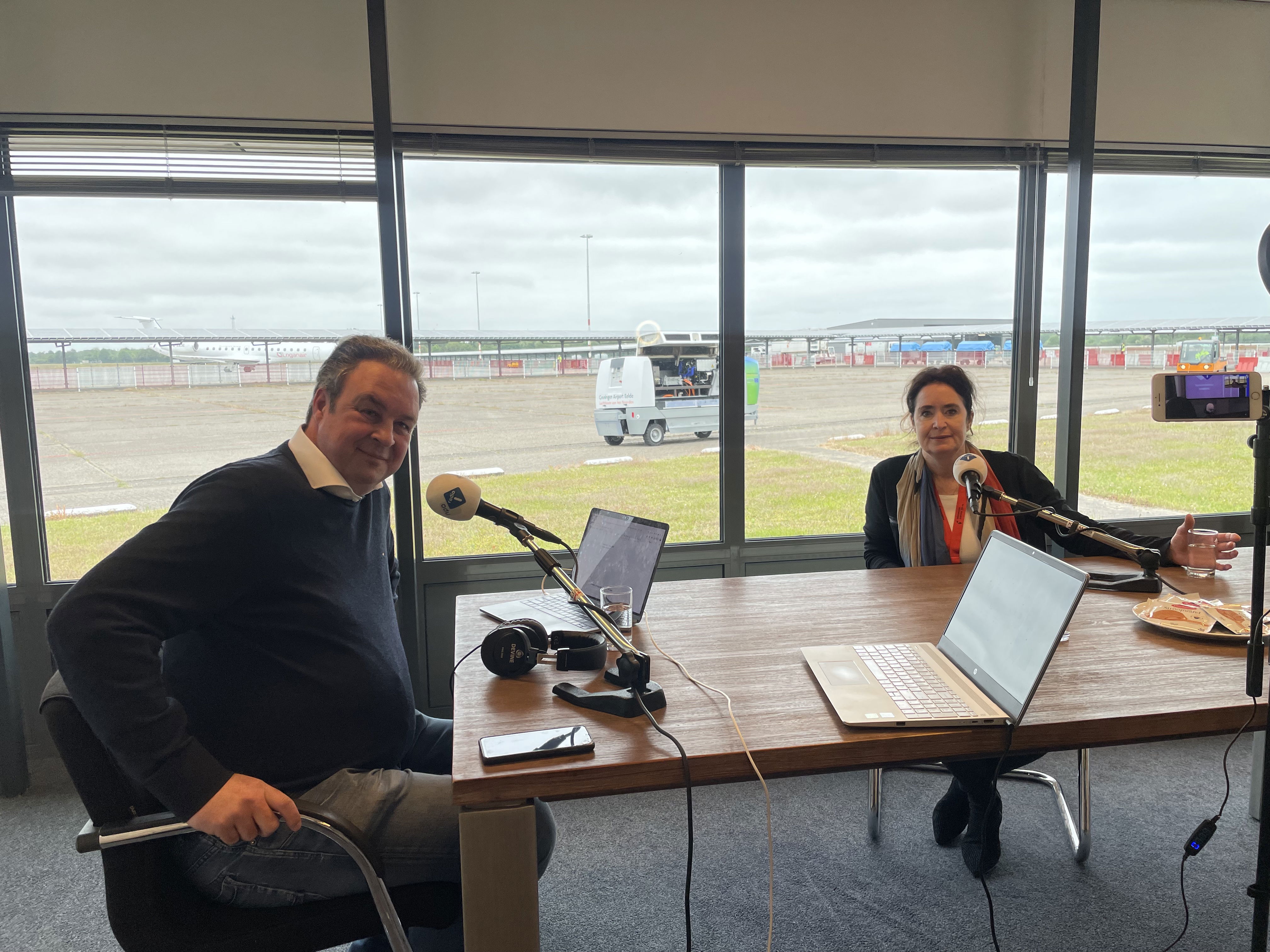 Sven op 1 - Meiltje de Groot (directeur vliegveld Groningen) ziet ...