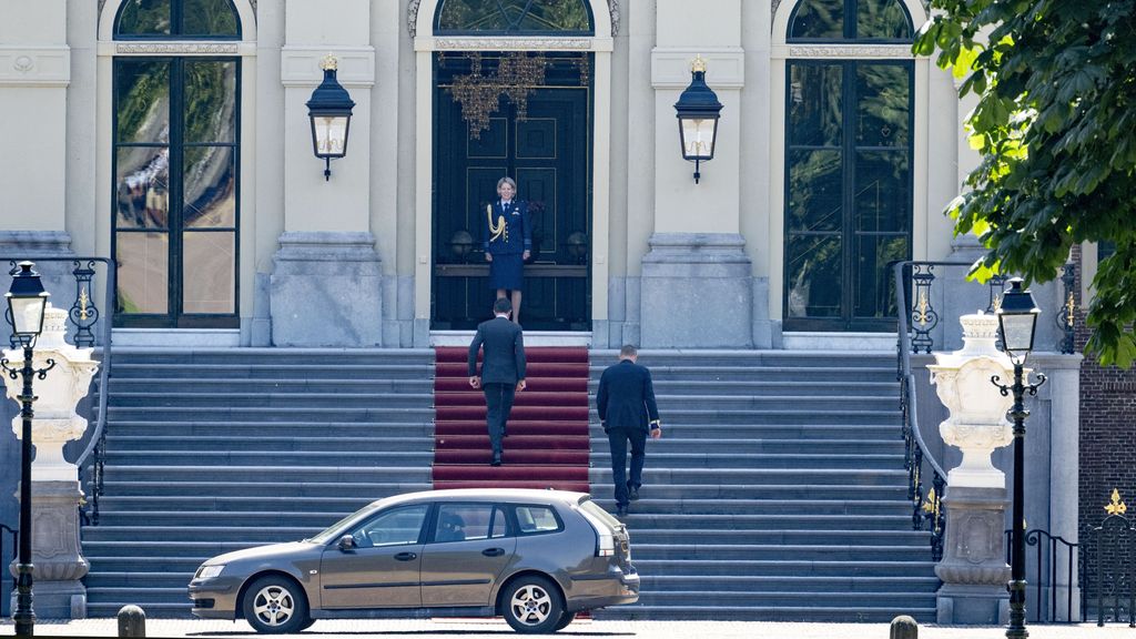 Waarom rijdt Mark Rutte in een oude Saab? | NPO Radio 1