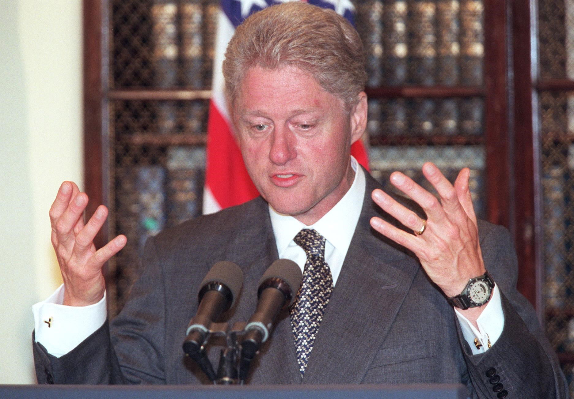 Terug naar Toen: Paula Jones treft een schikking met president Bill Clinton | NPO Radio 1