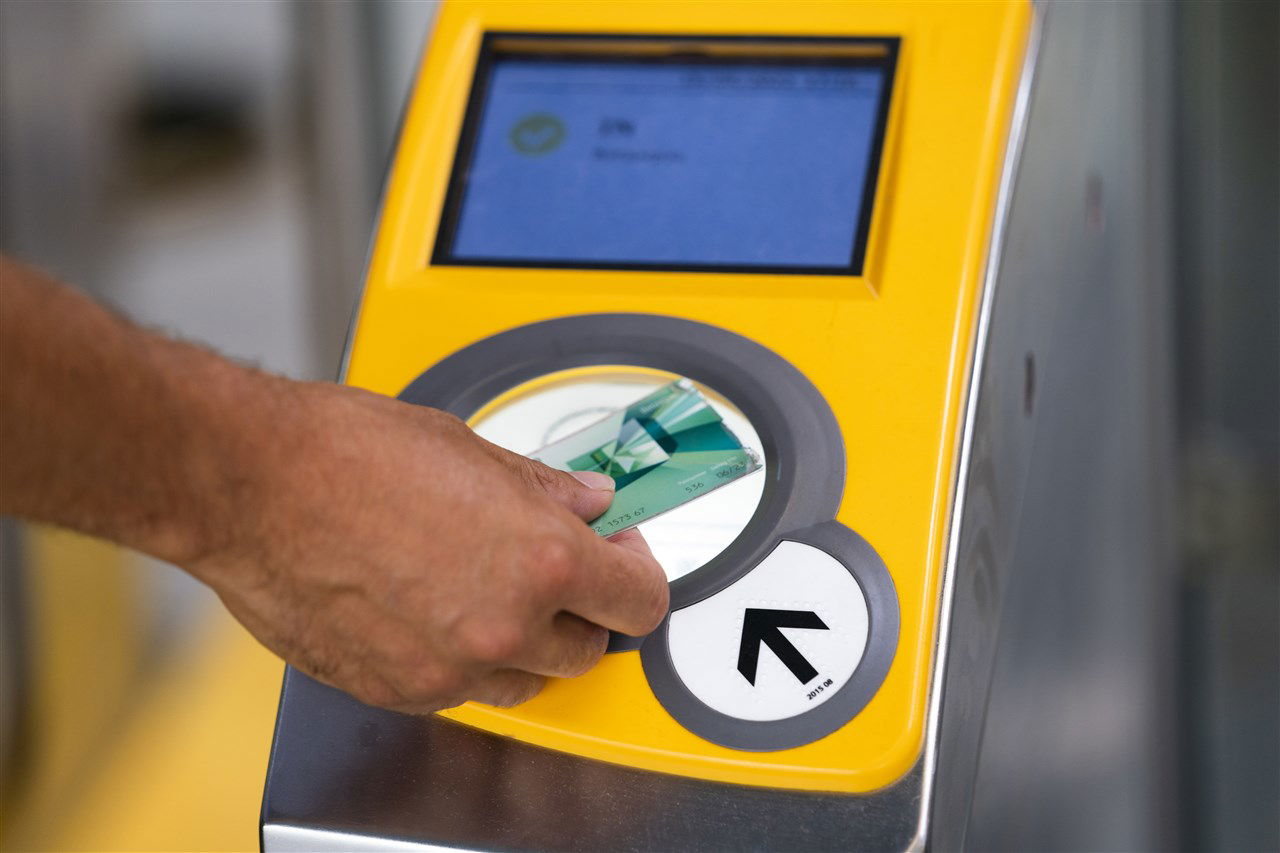 Directeur OV-betalen over in- en uitchecken met een betaalpas | NPO Radio 1