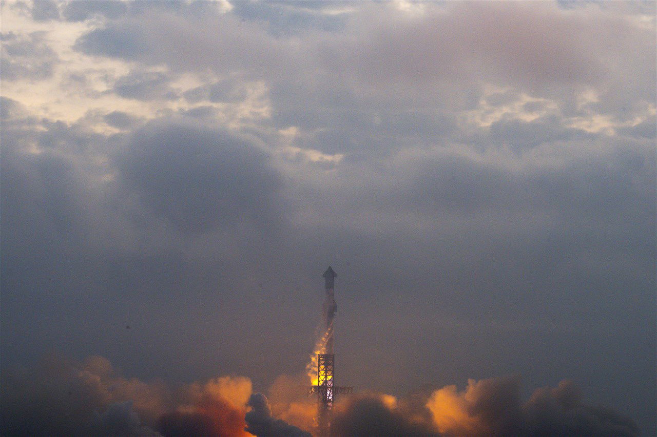 Astrofysicus Marc Klein Wolt over de grootste raket ter wereld | NPO ...