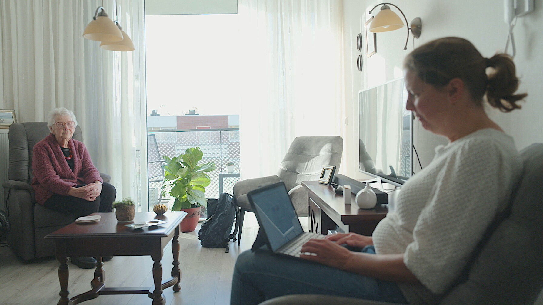 Zorgmedewerkers zijn nog altijd 40 procent van hun tijd kwijt aan ...