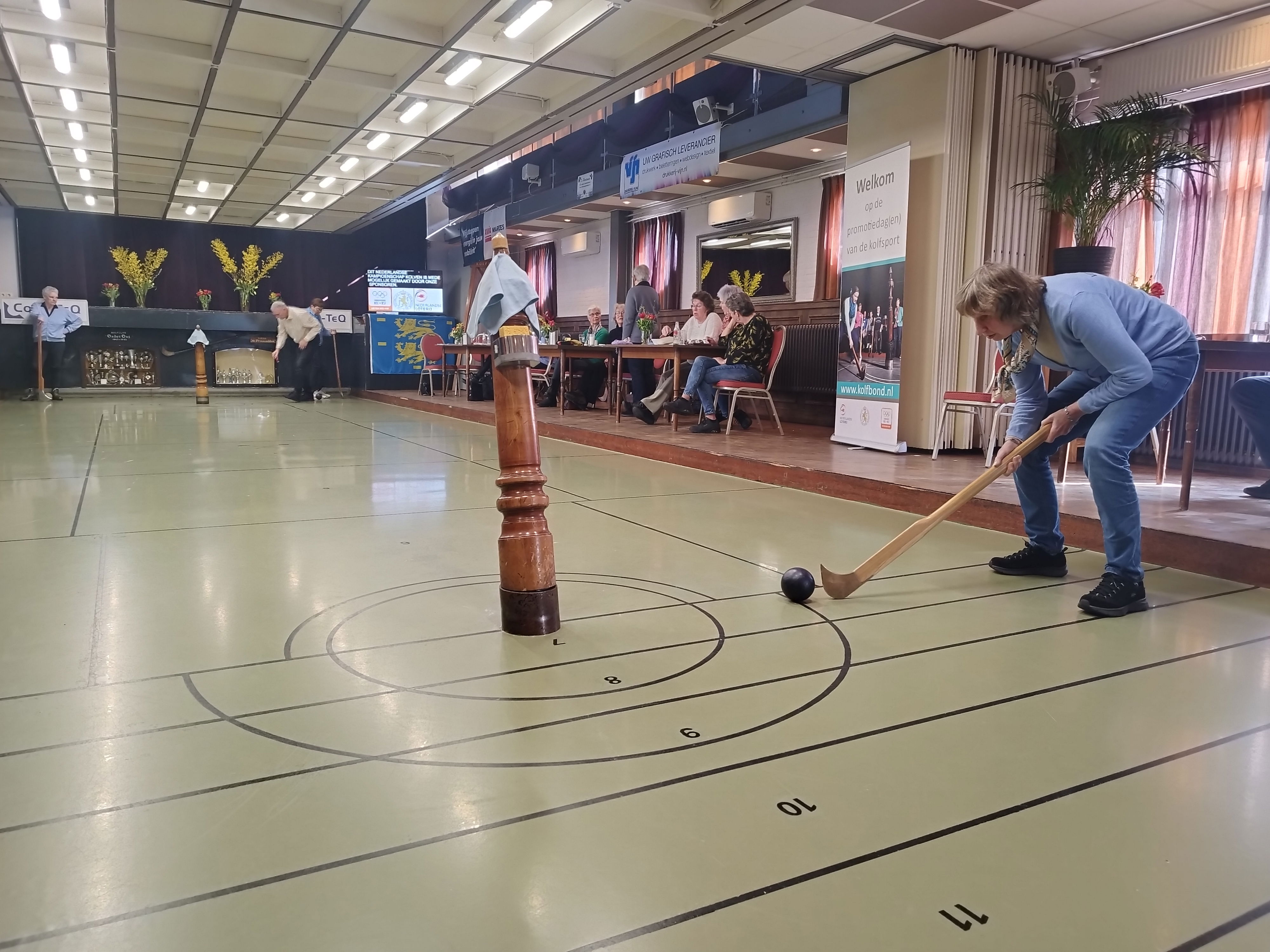 In West-Friesland is eeuwenoude kroegsport kolven nog steeds populair ...