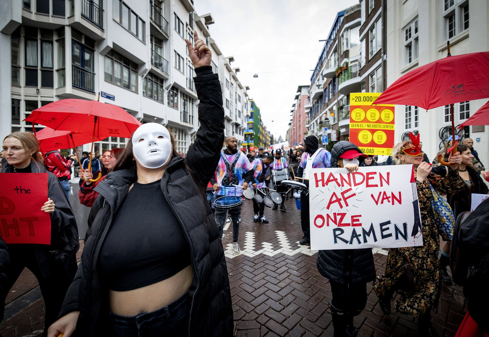 Demonstratie op de Wallen tegen maatregelen tegen raamprostitutie | NPO ...