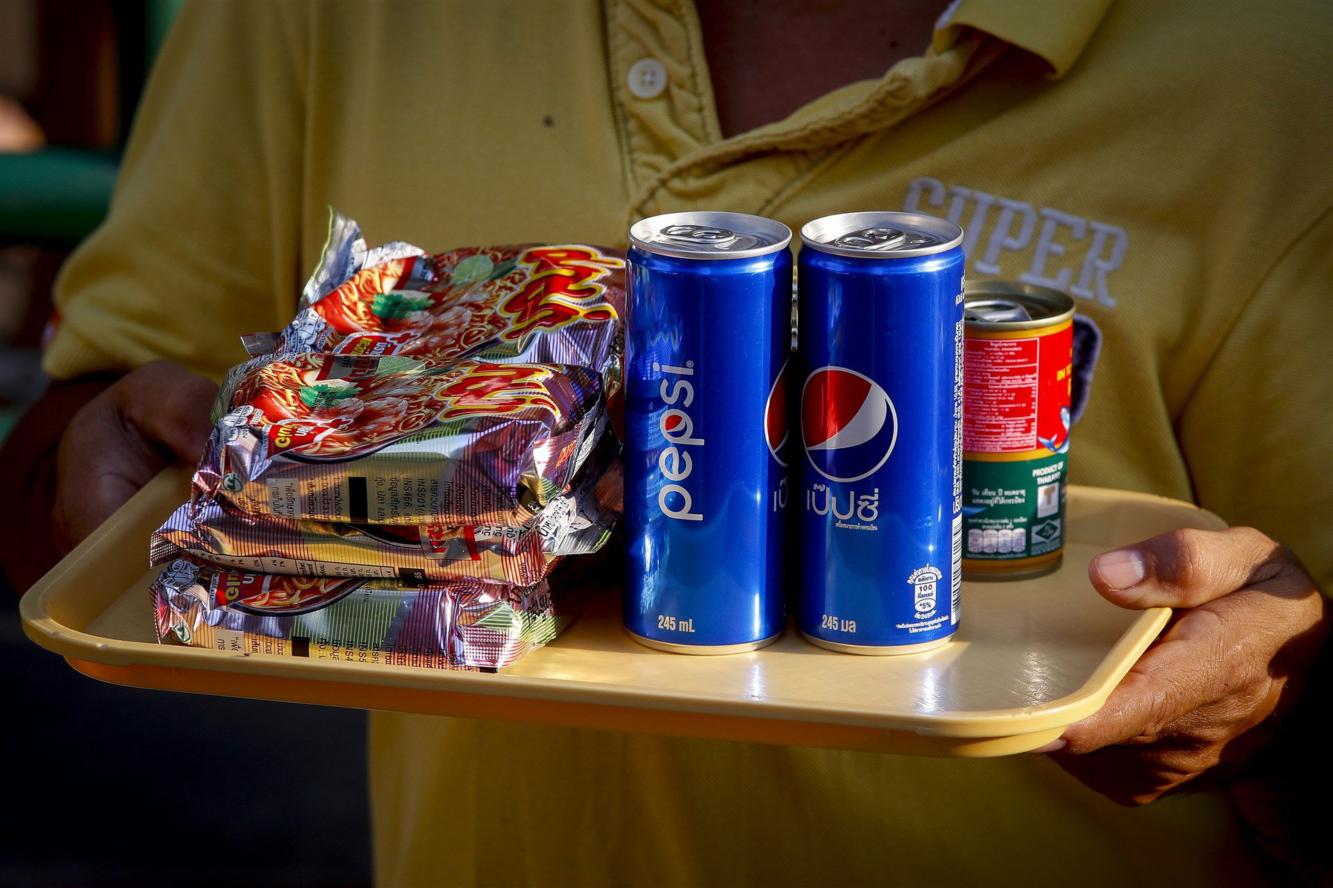 Buitenland Uitgelicht: Chips en cola extra duur in Colombia | NPO Radio 1