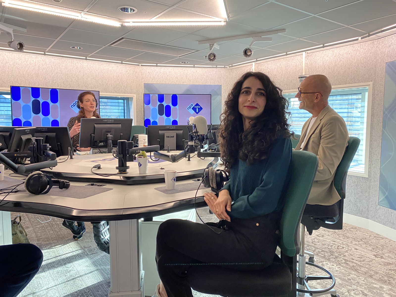 Mina Etemad over de rol van kunst in de Iraanse opstand | NPO Radio 1