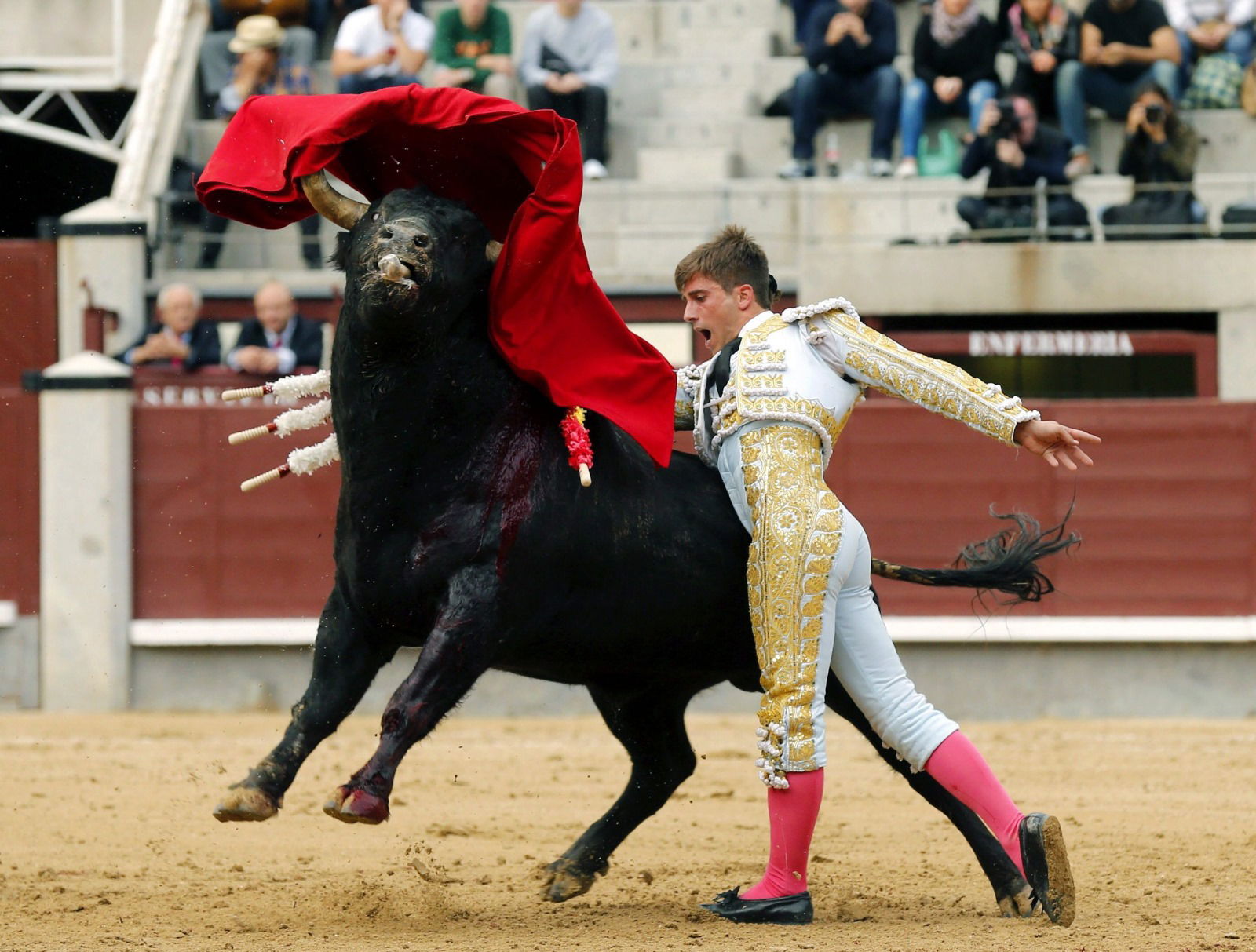 Voor het eerst komt een stierenvechter in Spanje uit de kast | NPO Radio 1