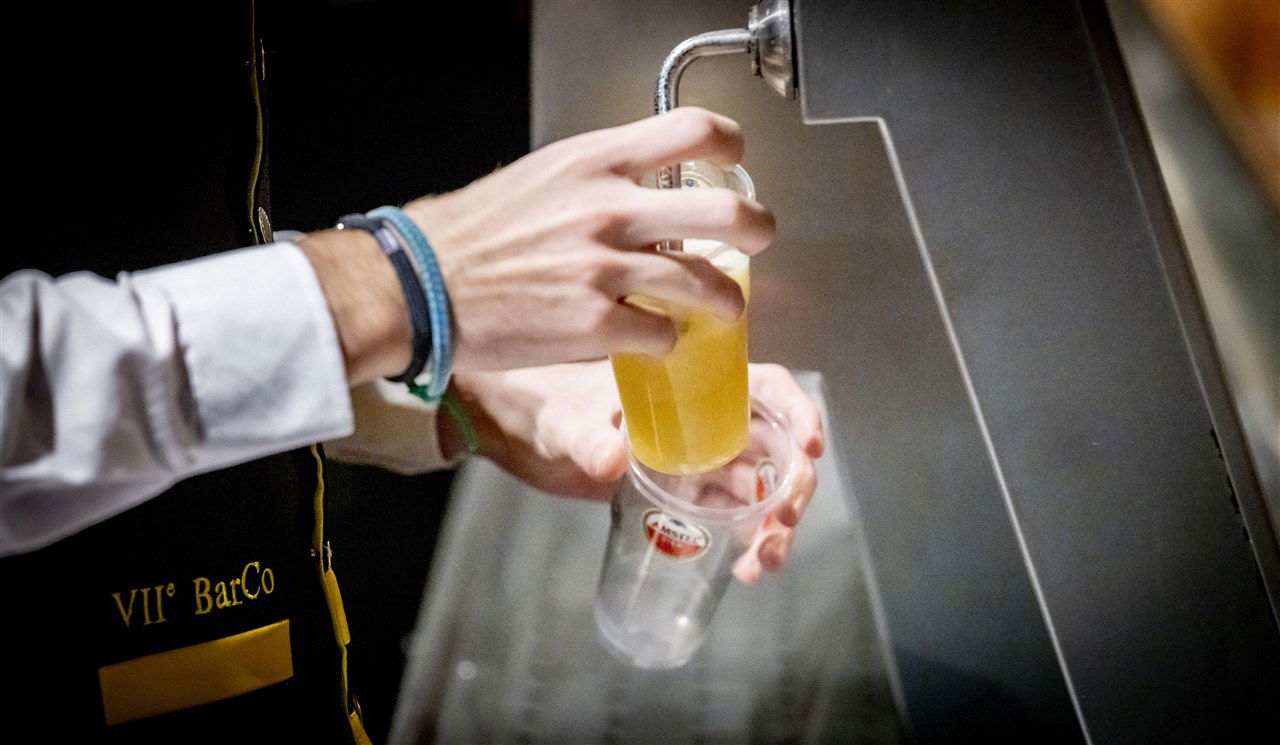 Carnaval is terug in Nederland alleen vallen de bierprijzen tegen | NPO ...