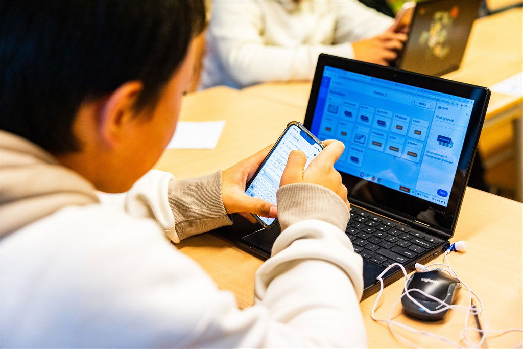 Mobieltjes uit de klas leidt tot mediawijzere jongere | NPO Radio 1