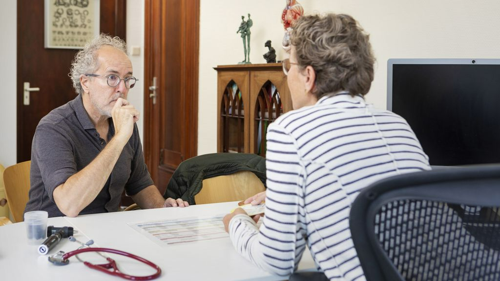 Hoe krijg je meer mensen aan de slag in de zorg? | NPO Radio 1
