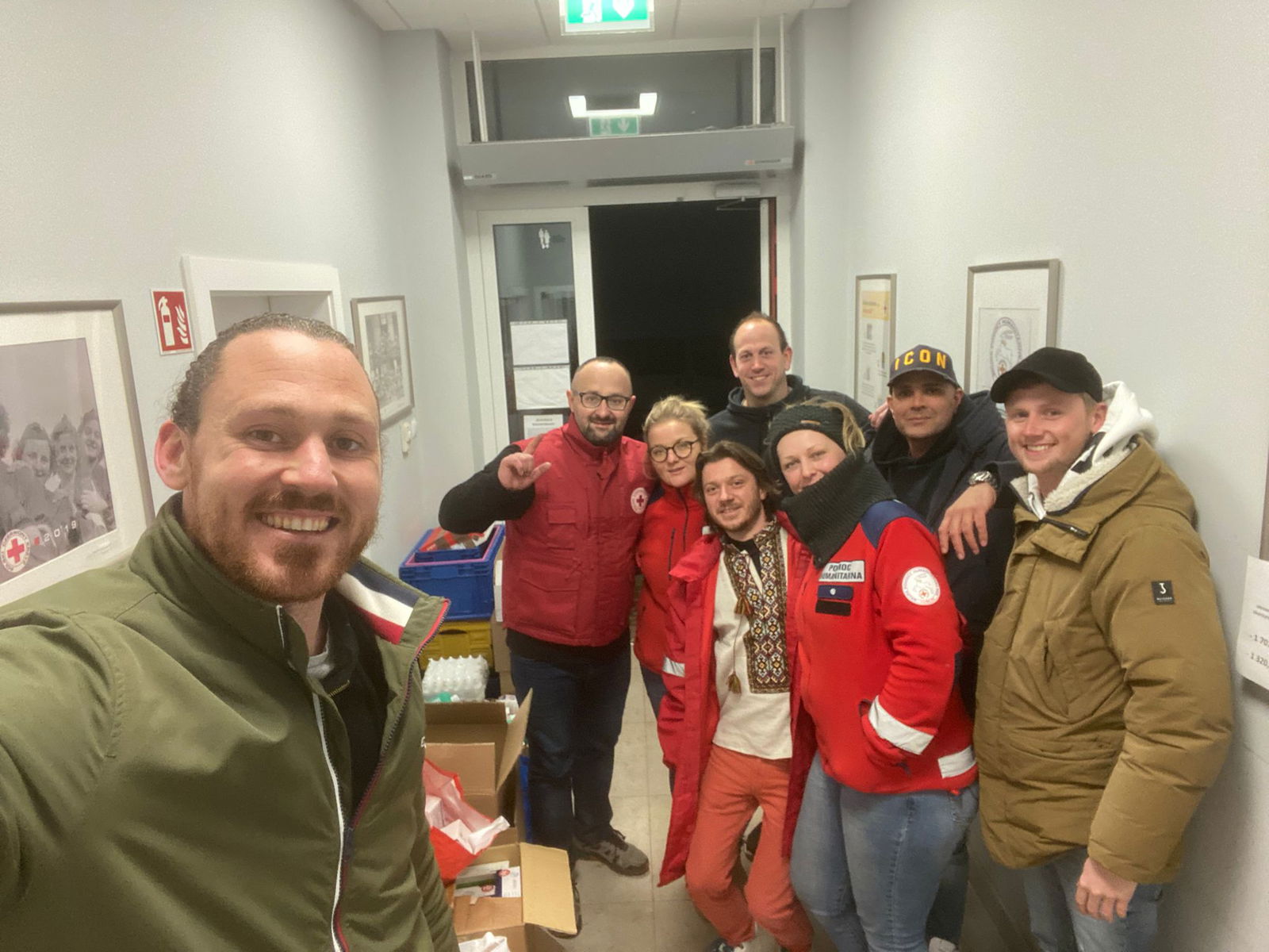 Amsterdammer Frits met bus vol hulpgoederen naar grens Oekraïne | NPO ...