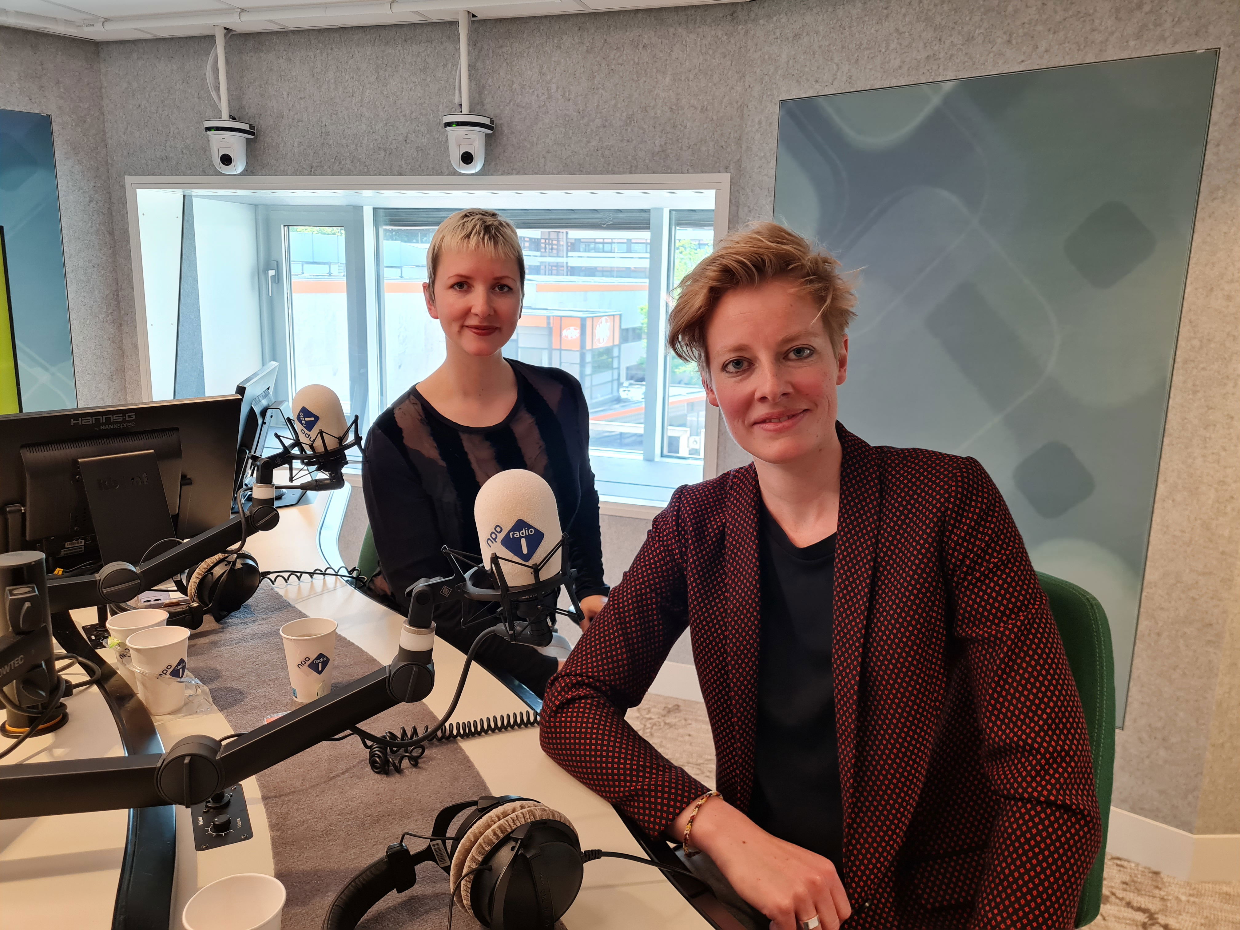 Elfie Tromp en Elisabeth Oosterling over de lege theaters | NPO Radio 1