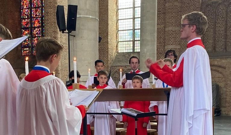 Roder Jongenskoor bestaat 35 jaar en heeft een nieuwe jonge dirigent ...