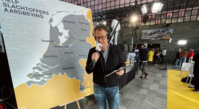 Marieke van Schaik (Rode Kruis) en Justine Pelmelay in het Giro555 ...