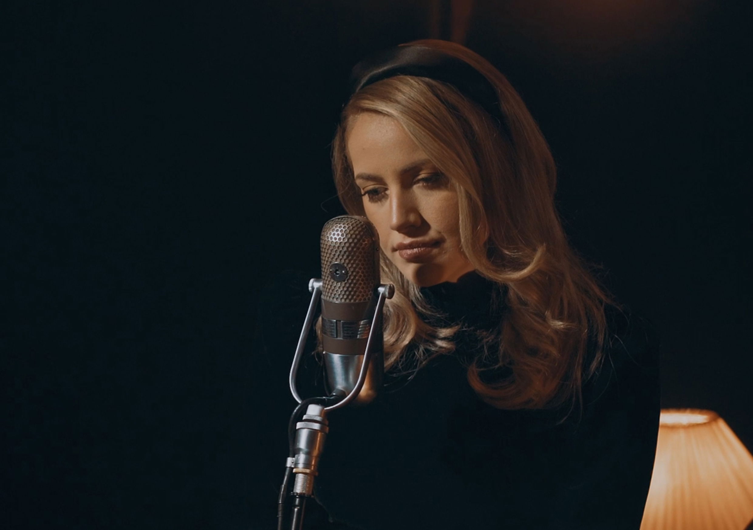 The Voice-winnares Pleun Bierbooms brengt als Plume haar eerste single uit | NPO Radio 5