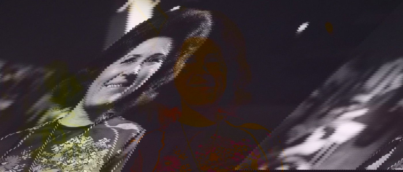 Half zes, half zacht: Zangeres Zonder Naam met 'Het Parelsnoer'