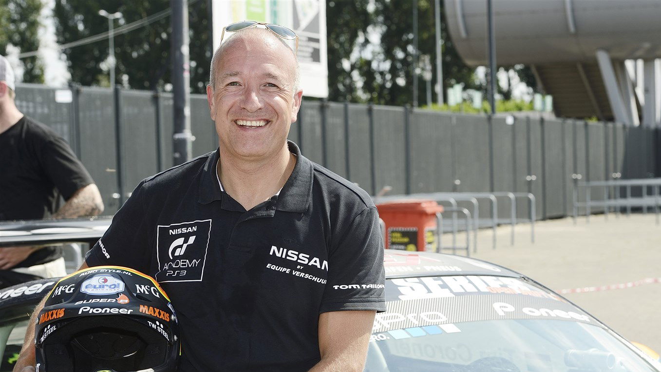 Tim Coronel biedt een kartarragement aan