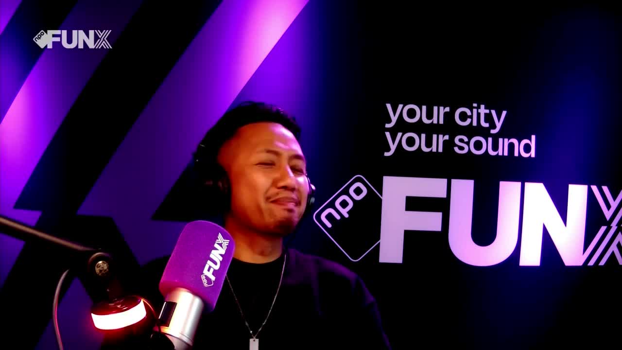 Summer Too Hot Challenge: Donna en Gilly in de lyric-heat! | FunX